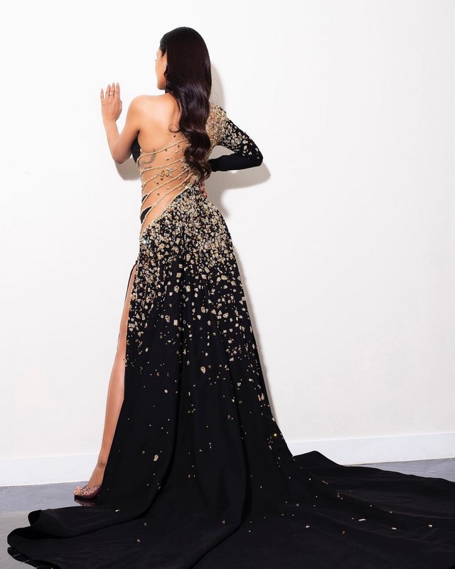 Actress Esha Gupta spells magic with her beautiful stills