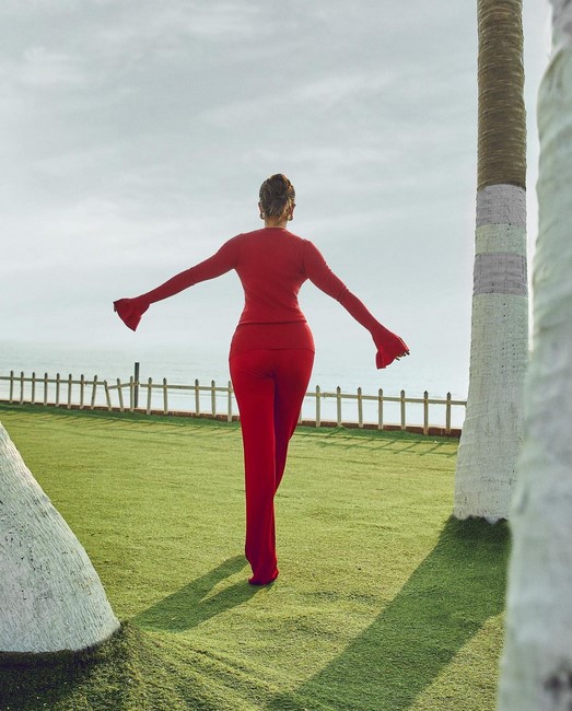 Actress Pooja Hegde Shows us how to pose for a perfect pout-పూజా హెగ్డే ...