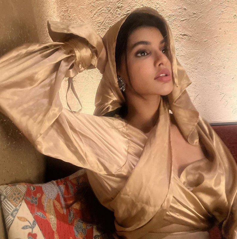 Actress Richa Ravi Sinha turns up the heat with her stunning images