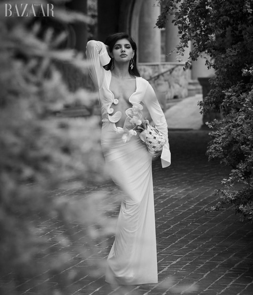 Actress Richa Ravi Sinhas spicy look poses on the beach are viral on ...