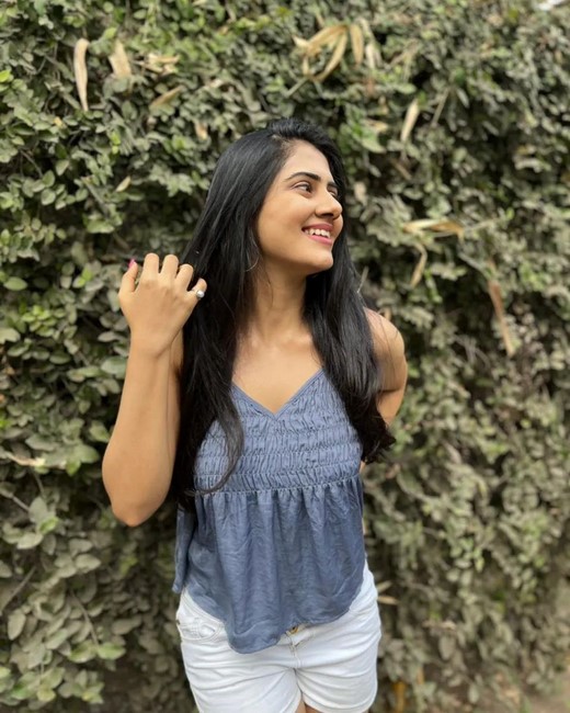 Glamorous Pictures of Actress Gehna Sippy shake up the show social media