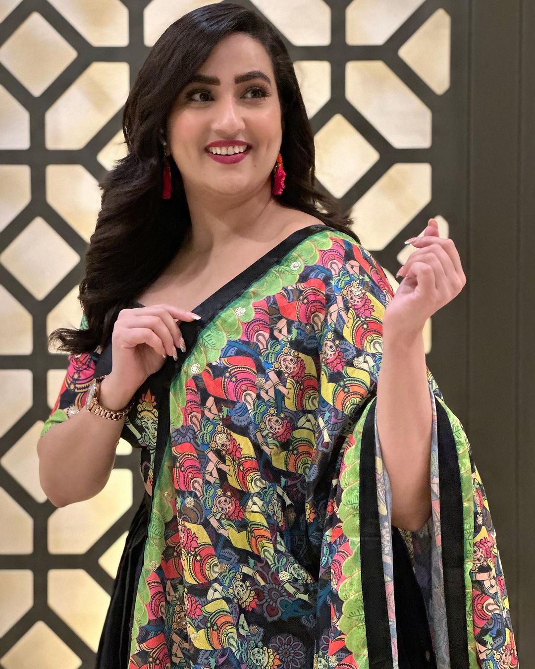 Television presenter Manjusha traditional attire-మంజూష గ్లామర్ ట్రీట్