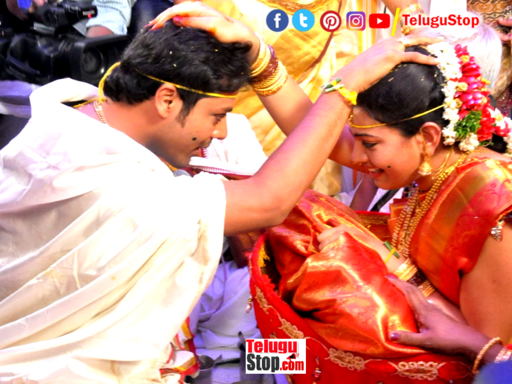 Geetha Madhuri Sonti Telugu Singer Profile & Biography-TeluguStop