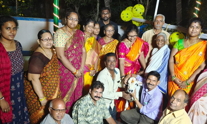 ఆవు దూడకు బారసాల