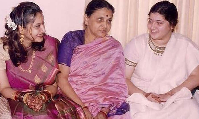 అమ్మకు తెలిసింది అది మాత్రమే.. మంజుల ఎమోషనల్ కామెంట్స్ వైరల్