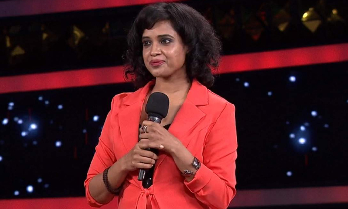 టీవీ9 యాంకర్ దేవి నాగవల్లి నెల సంపాదన అన్ని లక్షలా.. భారీగానే ...