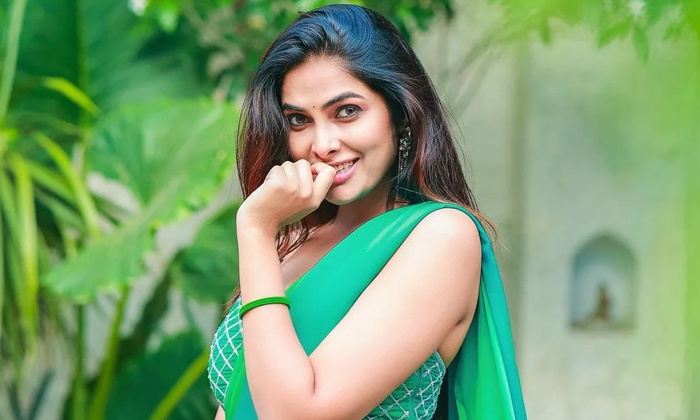 ఒకటి ఈస్ట్ ఒకటి వెస్ట్.. ఆ పార్ట్ పై దివికి కామెంట్స్