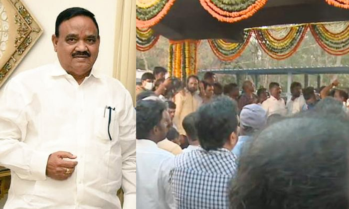 అభిమానుల ఆందోళనలతో నిలిచిపోయిన అంత్యక్రియలు.. - The Funeral Of Mla ...