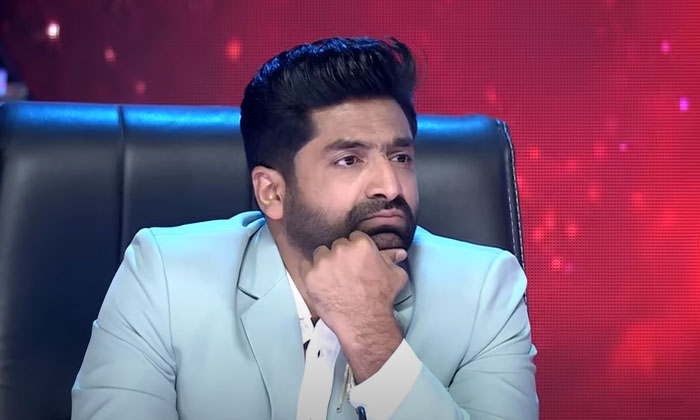 స్టేజ్ పై కన్నీళ్లు పెట్టుకున్న శేఖర్ మాస్టర్.. తండ్రి ఉన్నప్పుడే బాగా ...