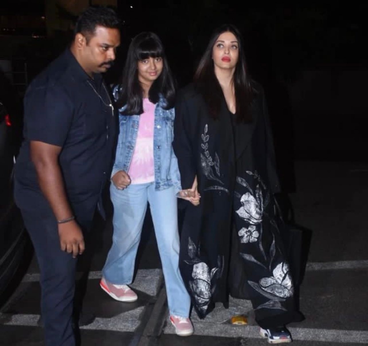 Aishwarya Rai Bachchan and Daughter Mobbed by Fans as They Depart for ...