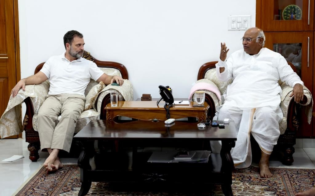 Kharge, Rahul meet Gehlot and Pilot amid rumblings in Congress#8217; Rajasthan unit (2nd Lead ...