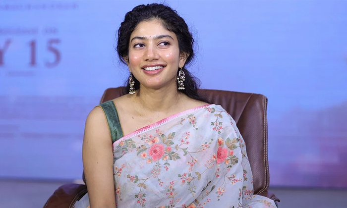 Sai Pallavi : తల్లి కాబోతున్న సాయి పల్లవి.. ఫొటోస్ వైరల్..