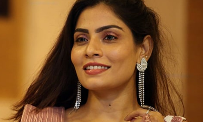 ప్రభాస్ పై సంచలన వ్యాఖ్యలు చేసిన నటి.. ఆఫ్ స్క్రీన్ లో రేప్ చేస్తానంటూ