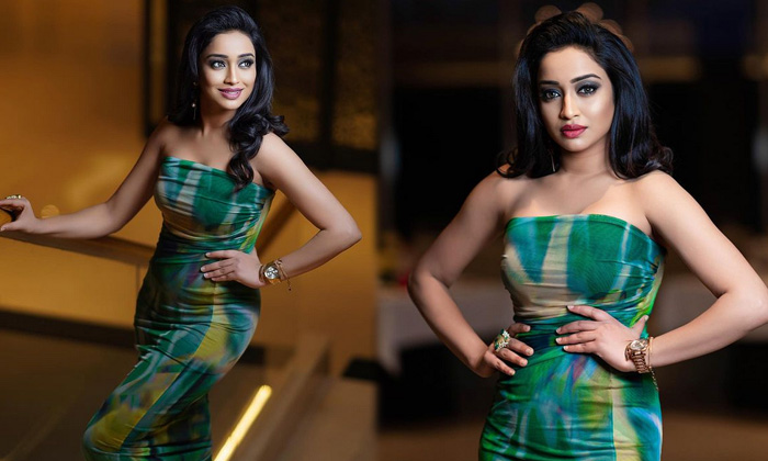 Actress Vindhya Vishaka impressing viewers with her photos