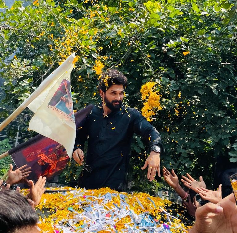 Allu Arjun Welcomed with Flower Shower After National Film Awards Win ...