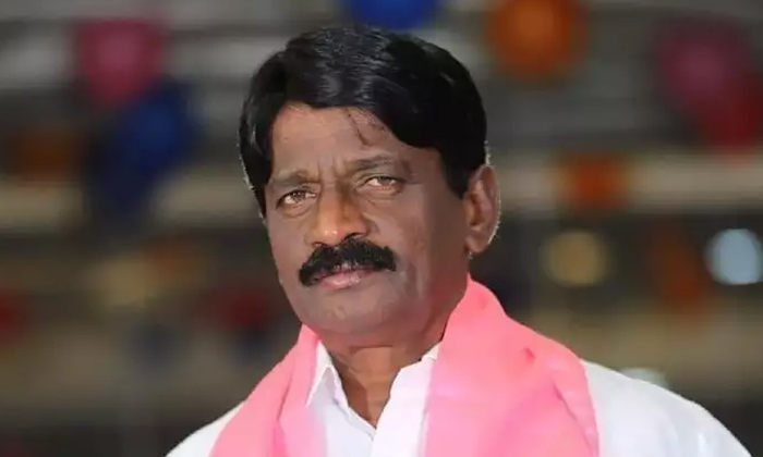 దుబ్బాకలో త్రిముఖ పోరు.. రఘునందన్ రావు కి దెబ్బ పడబోతుందా..