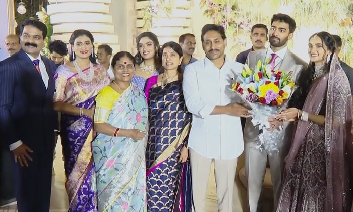 మేనల్లుడు నిశ్చితార్థంలో పాల్గొన్న సీఎం జగన్..